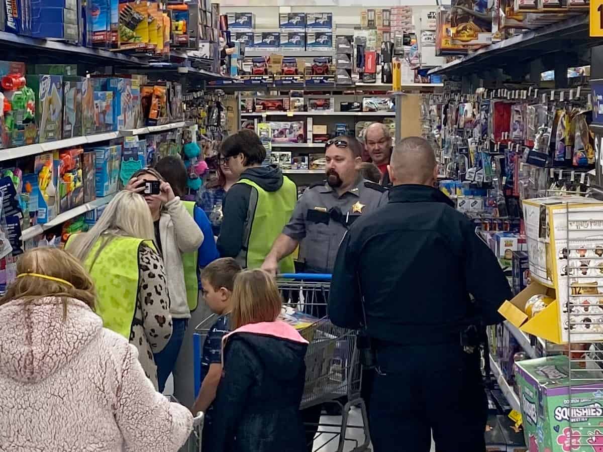 Durant Law enforcement continue tradition of "Shop with a Cop" - Bryan ...